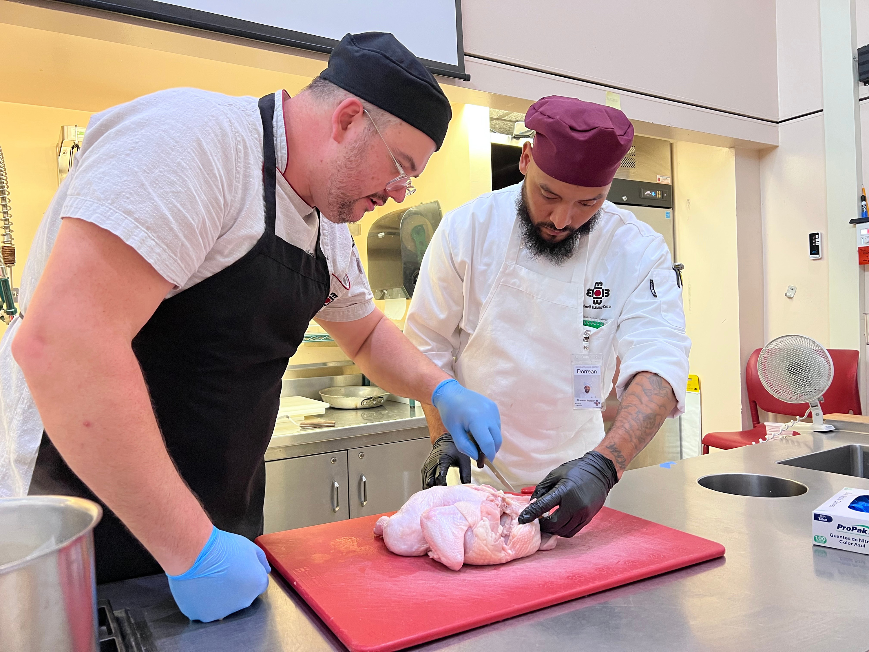 Chef teaches students how to prepare to-go Thanksgiving dinners