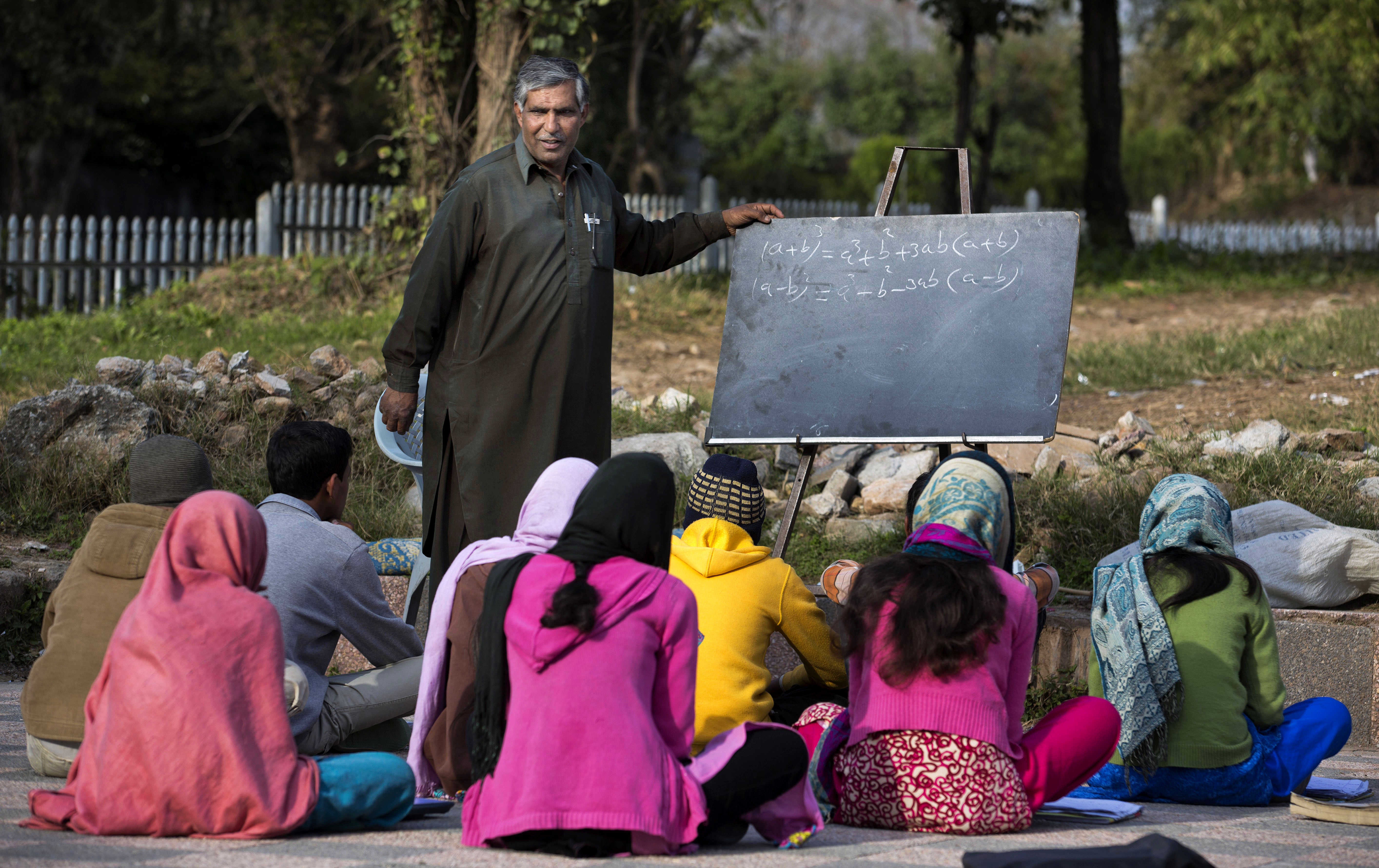 Pakistani man honors dad by teaching poor kids in a park