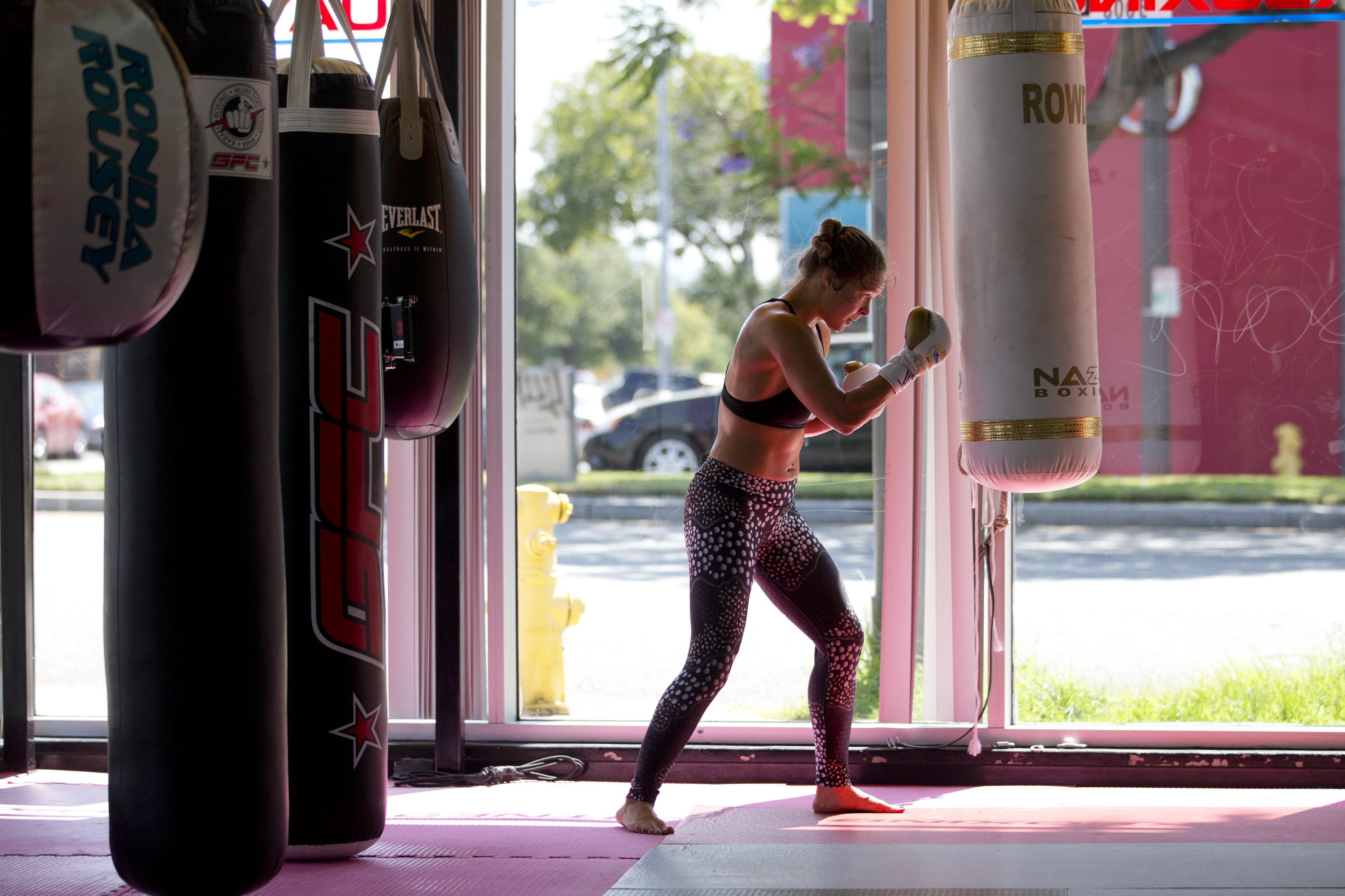 Newcomer beats famous champion in women's mixed martial arts