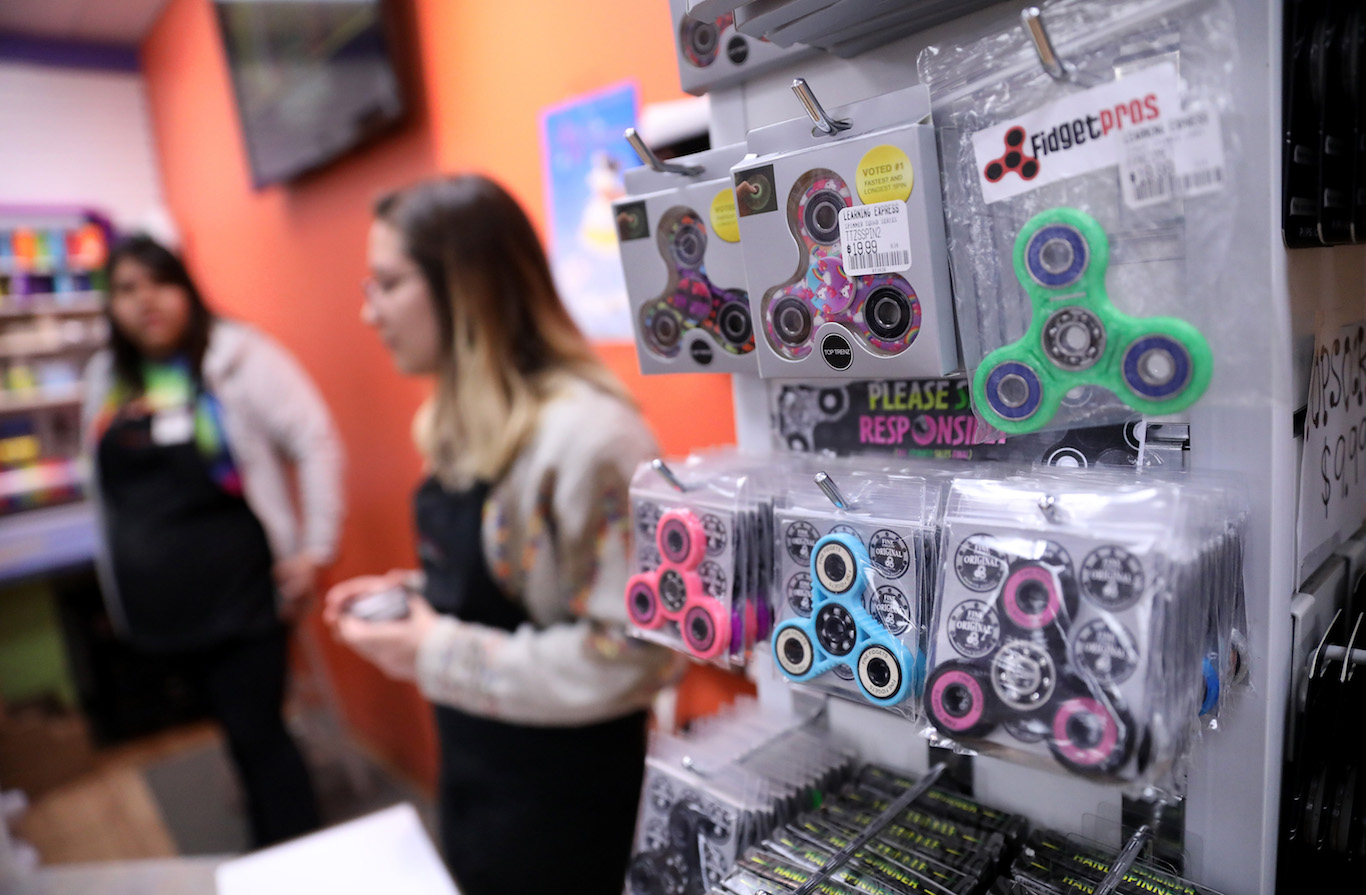 Algunas escuelas prohíben el uso de los juguetes fidget porque distraen ...