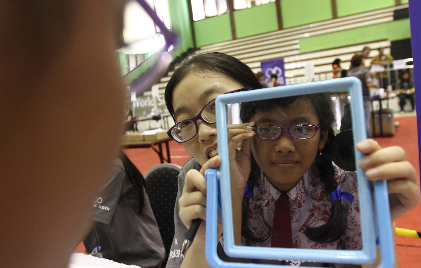 Big Questions: How do glasses help us see?