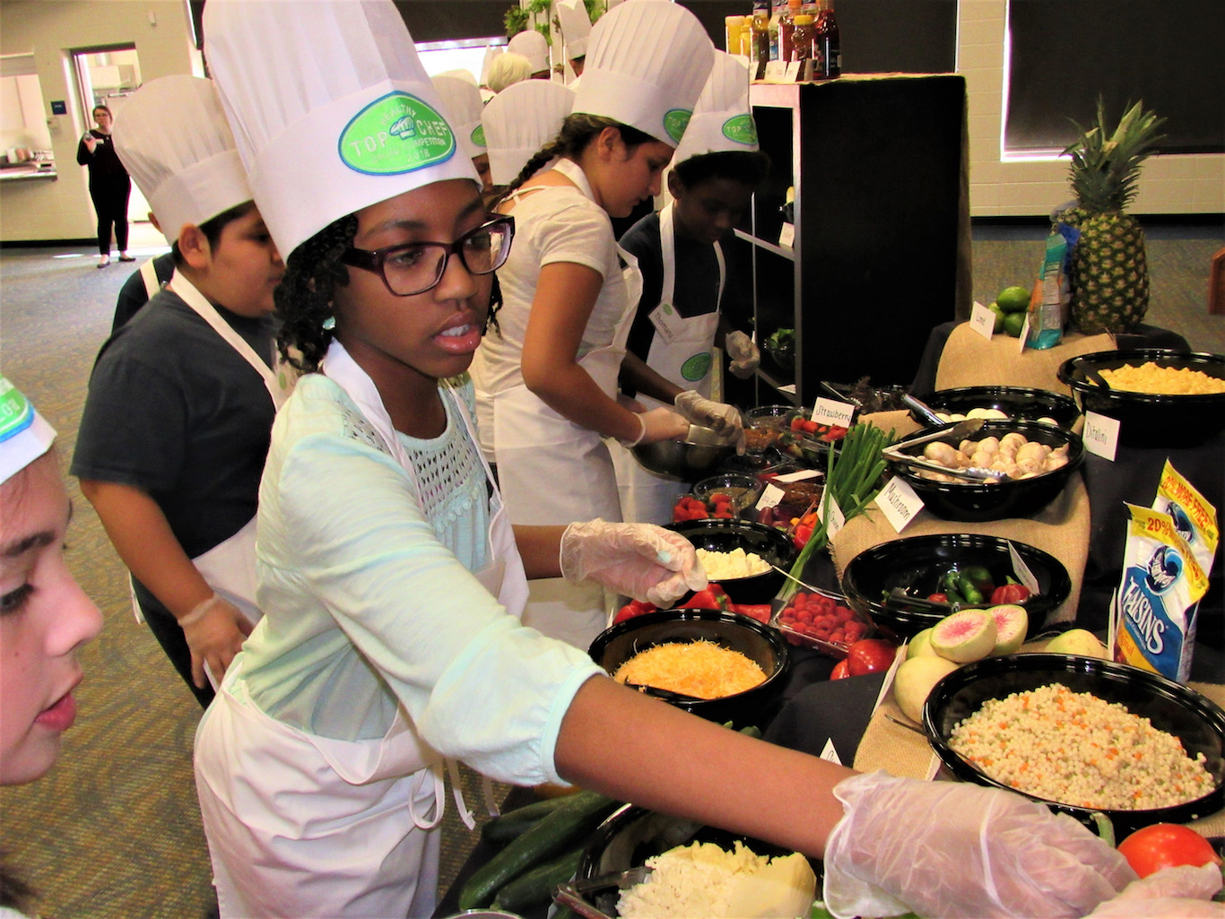 Middle schoolers learn to cook for themselves in chef challenge