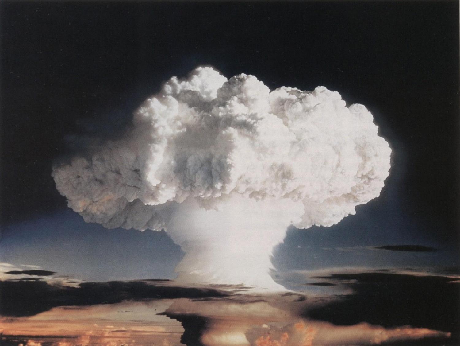 How atomic and thermonuclear bombs work