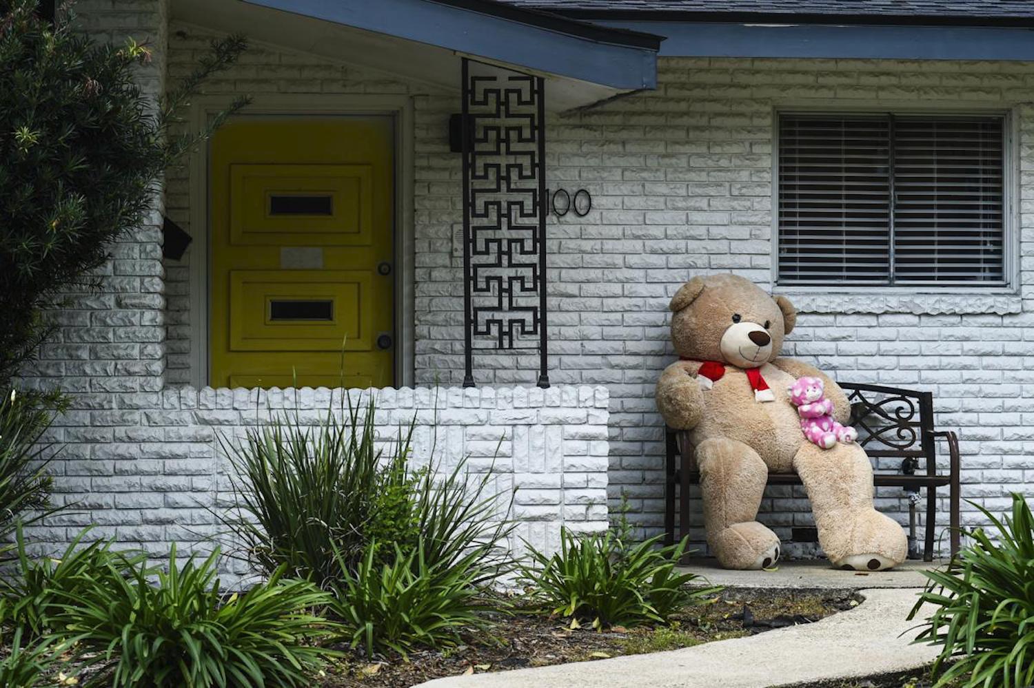 Neighbors create "bear hunts" for kids amid coronavirus
